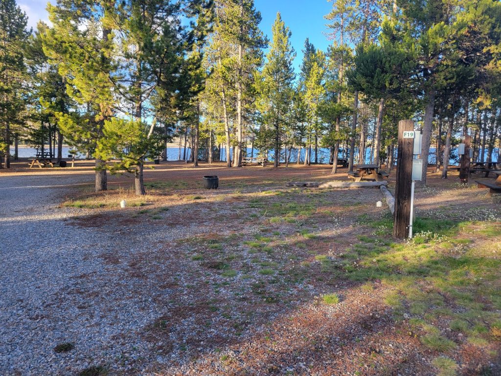 Lakeside Full Hook Up RV Campsite F19 - Madison Arm Resort