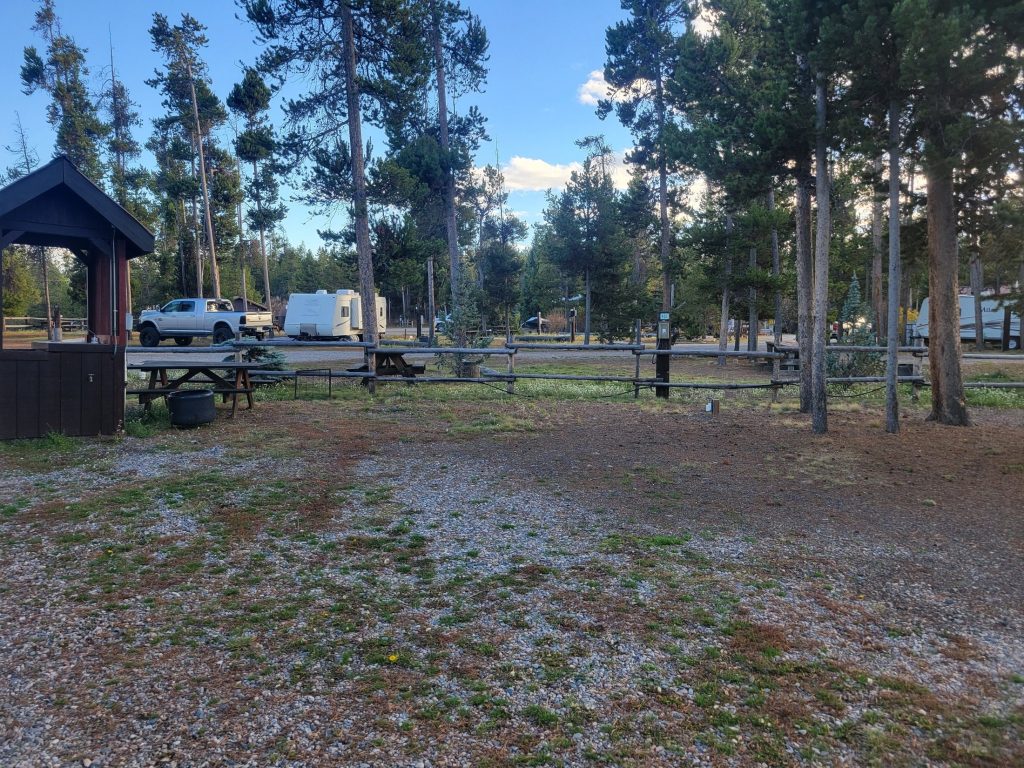 Full Hook Up RV Campsite F22 - Madison Arm Resort