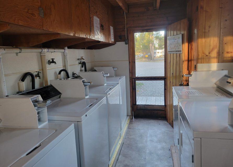 Premium Lakeside Full Hook Up RV Campsite F10 - Madison Arm Resort