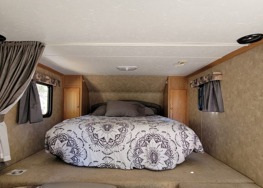 26′ Nomad 5th Wheel Travel Trailer - RV Camper Rental - Madison Arm Resort